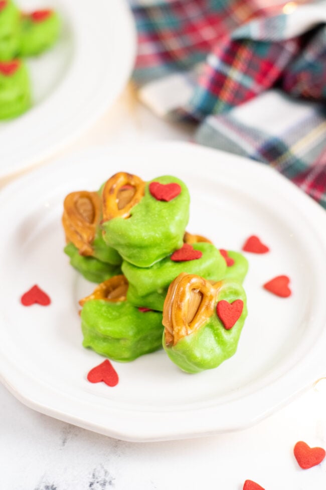 Caramel Pretzel Grinch Snacks - Play Party Plan