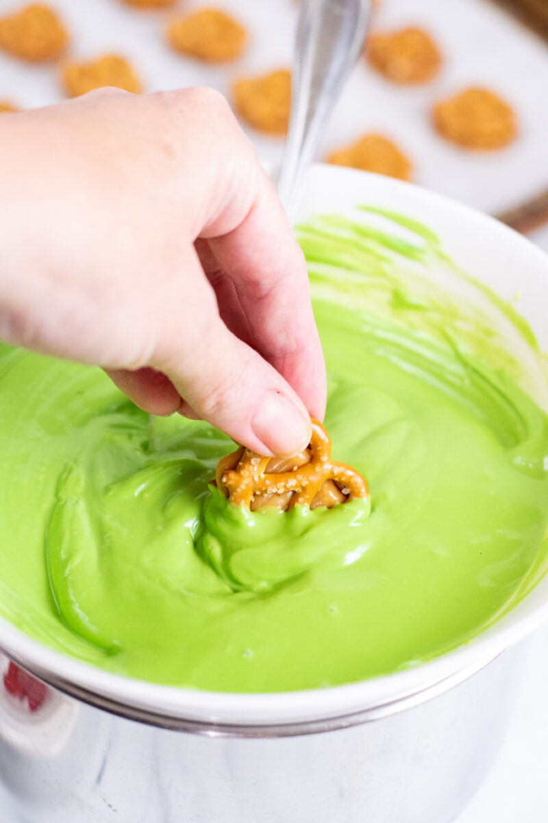 Caramel Pretzel Grinch Snacks - Play Party Plan