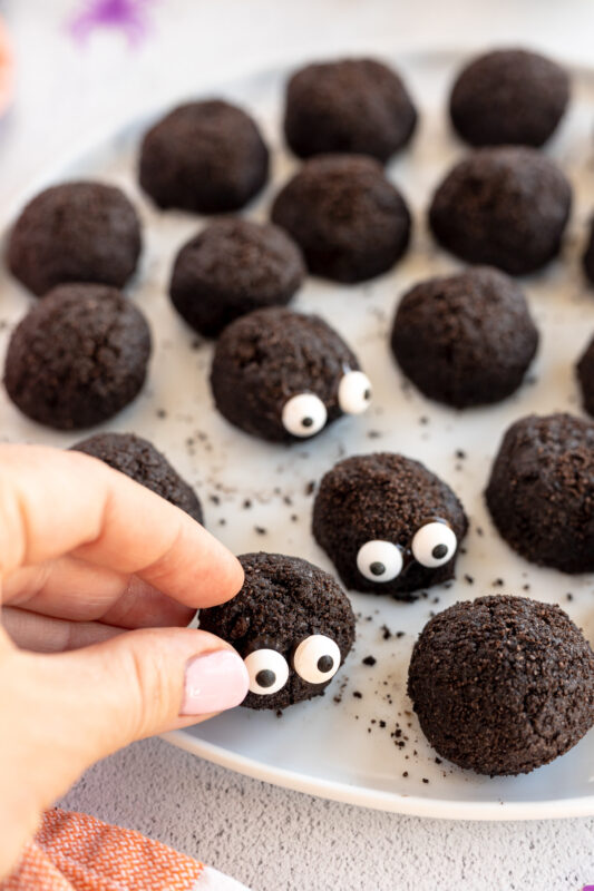 Easy Oreo Halloween Spider Treats - Play Party Plan