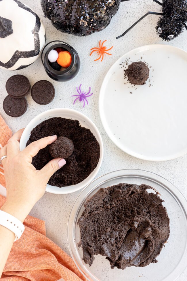 Easy Oreo Halloween Spider Treats - Play Party Plan